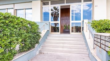 Apartamento Familiar, 2 quartos, micro-ondas (Annamaria's House Beachfront in) | Pormenores do exterior
