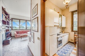 Apartamento Familiar, vários quartos (Annamaria's House Beachfront) | Cozinha privada | Um frigorífico, um micro-ondas, um forno, uma placa de cozinha 