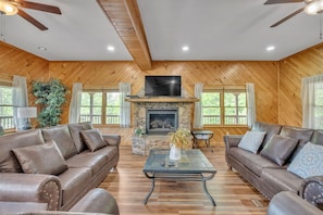 Cabine, vários quartos | Sala de estar | Smart TV