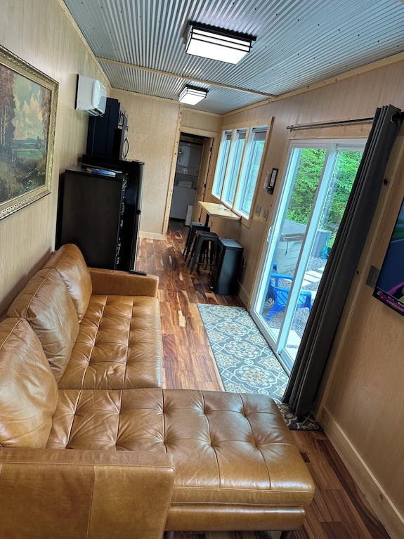 The Den Shipping Container Cabin-hottub!-high Speed Wifi!-great View & Location! - Kentucky