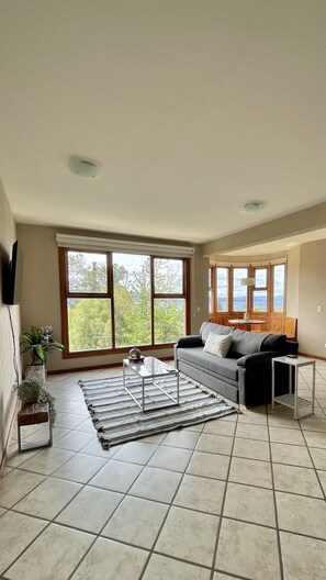 Apartamento Familiar, 1 quarto, vista para o lago, junto ao lago | Sala de estar | Smart TV, piso aquecido 