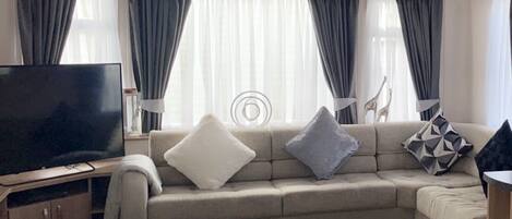 Apartamento | Área de estar | Lareira