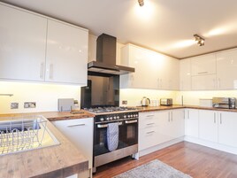 Um frigorífico, uma máquina de lavar louça, uma chaleira elétrica