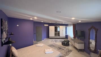 Quarto luxo | Roupas de cama antialérgicas, escrivaninha, cortinas blackout
