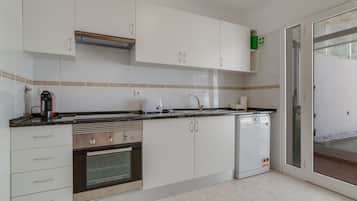 Casa Familiar | Cozinha privada | Um frigorífico, um micro-ondas, um forno, uma placa de cozinha
