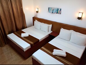 Quarto standard, 2 camas de casal, para não fumantes, no piso térreo | Individualmente decorados, individualmente mobiliados, escrivaninha
