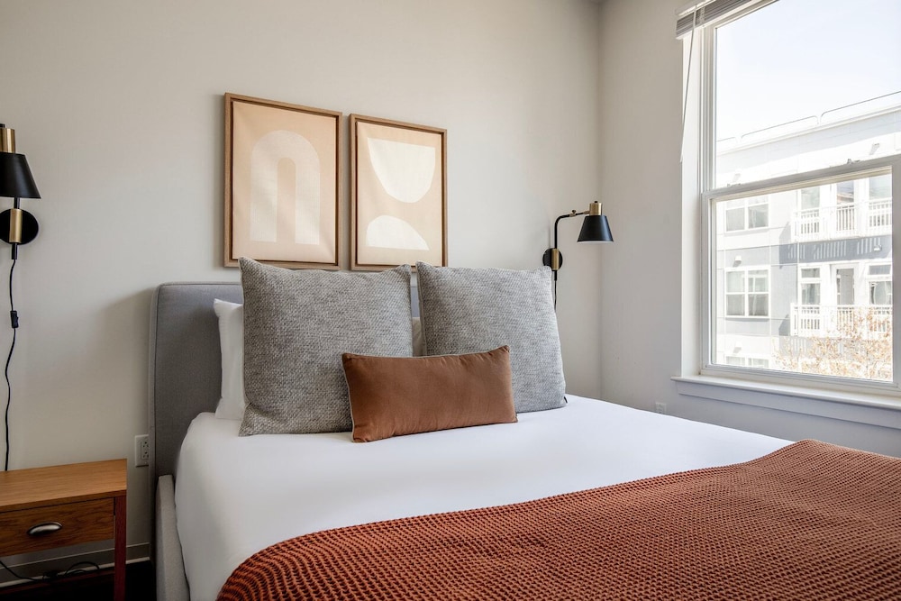 Lovely Somerville 1br W/ W/d, Gym & Roof, Nr Assembly T, By Blueground - 서머빌