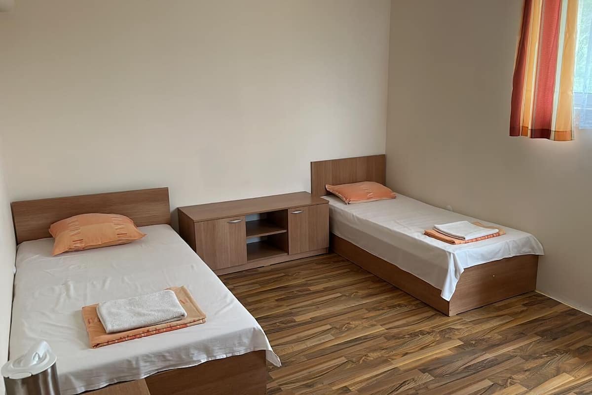 Quarto clássico | Roupas de cama antialérgicas, edredons de pluma, cortinas blackout