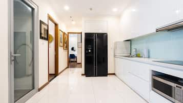 Um frigorífico, um micro-ondas, uma placa de cozinha