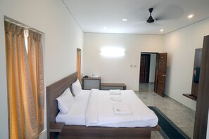 Quarto Duplo Standard, Vista para a cidade | Roupa de cama fornecida, acesso para cadeira de rodas
