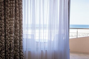 Quarto Duplo Premium, vista para o mar | Minibar, cofre no quarto, com decoração personalizada, secretária 