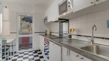 Apartamento Cidade | Cozinha privada | Um frigorífico, um micro-ondas, um forno, uma placa de cozinha