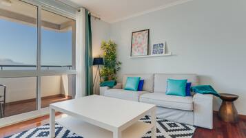 Apartamento Cidade | Sala de estar | Televisor de ecrã plano de 45 polegadas com canais por cabo, televisor