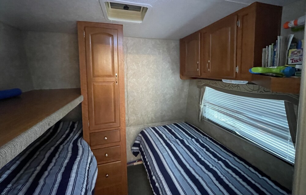 Waterfront Remote (boat access) RV on Dogtooth Lake, ON - Kenora | Abritel
