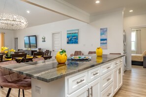 Casa, 5 quartos | Cozinha privada | Um frigorífico, uma cafeteira/bule, uma torradeira 