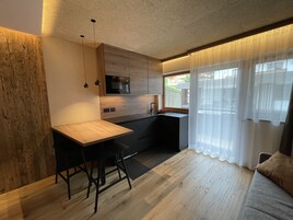 Apartamento Design | Cozinha privada | Um frigorífico/congelador grande, um micro-ondas, uma placa de cozinha
