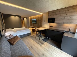 Apartamento Design | Cofre no quarto, secretária, cortinas/cortinados opacos