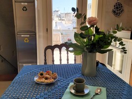 Um frigorífico/congelador grande, um micro-ondas, um forno 