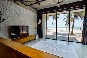 Quarto casal premier | Cofres nos quartos, escrivaninha, espaço de trabalho para notebook