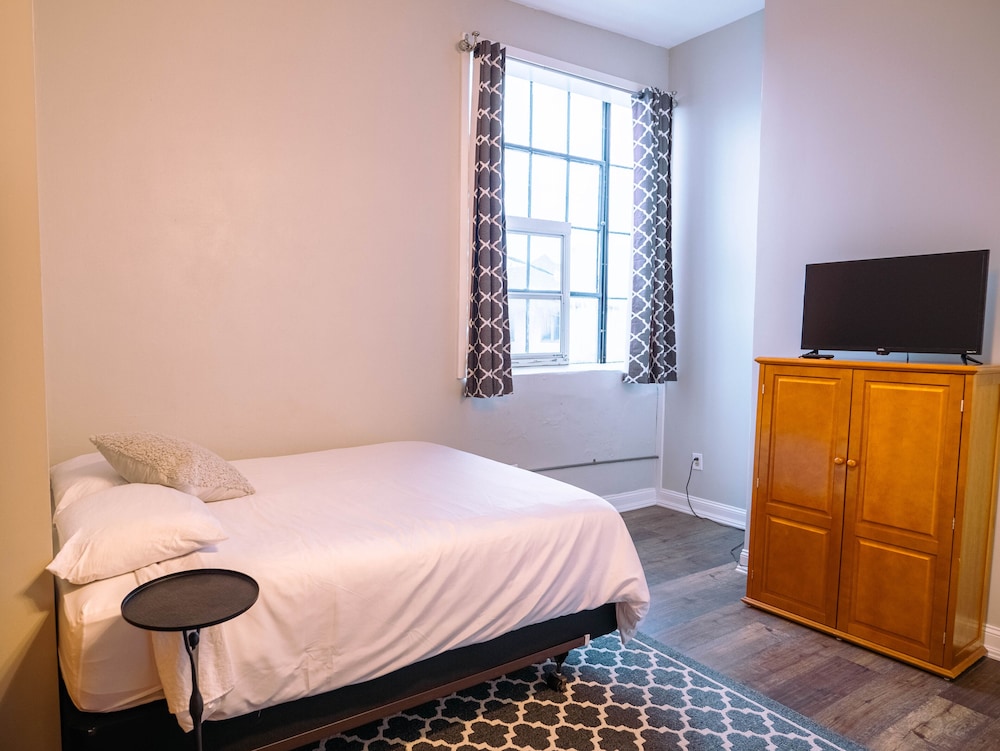 Downtown Lafayette Queen Suite - West Lafayette, IN