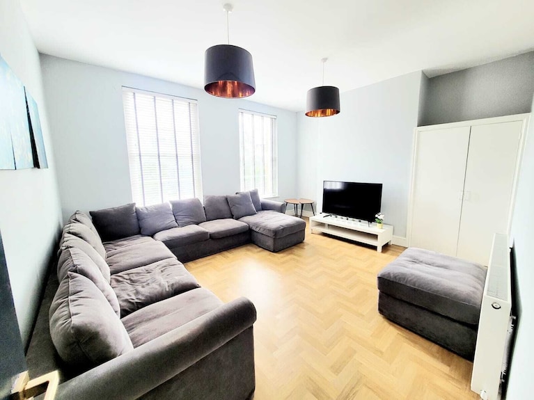 Georgian Charm In Near 'Knowledge Quarter' - Guernsey