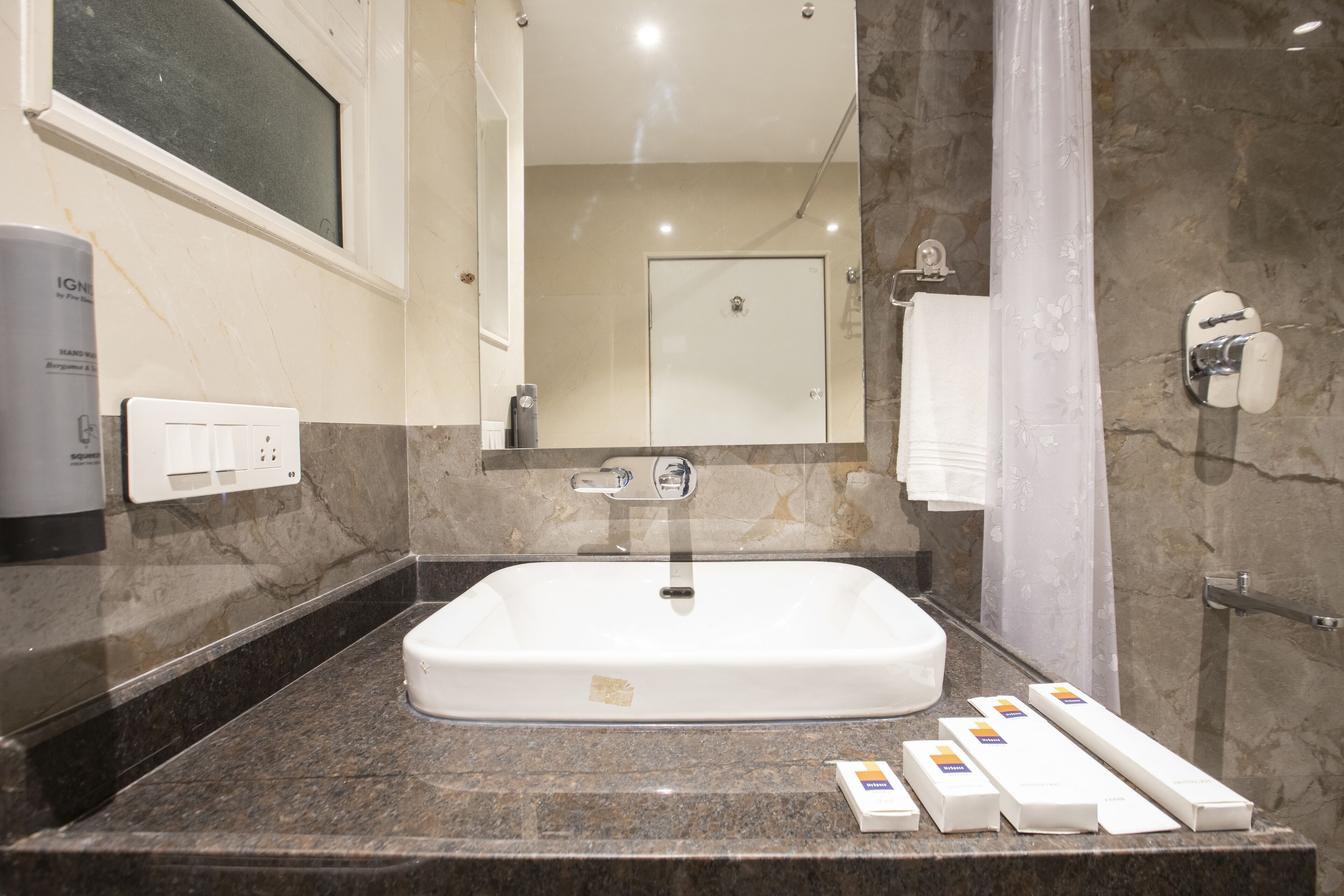 Quarto superior | Banheiro | Produtos de toalete grátis, secador de cabelo, roupões de banho, bidê