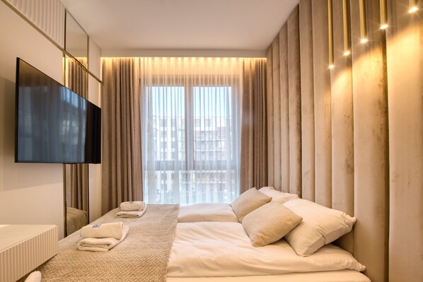 1 quarto, com decoração personalizada, com mobília individualizada 