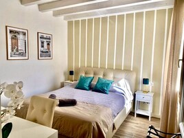 Quarto Clássico, 1 cama queen-size | 1 quarto, minibar, secretária, quartos insonorizados 