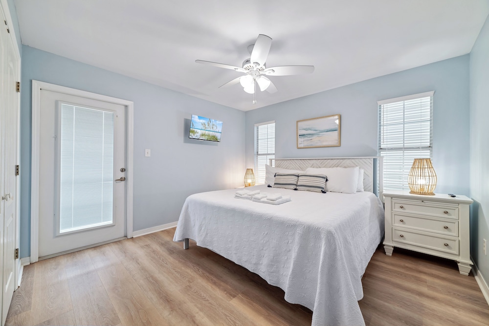1 Block To Beach! ~ Private Pool~ Bar~ 6 Ensuite Br W/ Balcony ~ Water View - Gulf Shores, AL