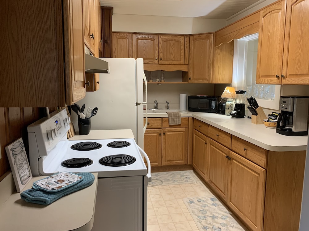 Residential Bungalow 2 Bedroom Home By Redawning - Hampton, VA