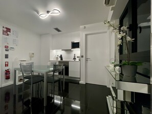 Apartamento Deluxe, 1 cama king-size e sofá-cama, cozinha | Cozinha privada | Minifrigorífico, um micro-ondas, um forno, uma placa de cozinha 