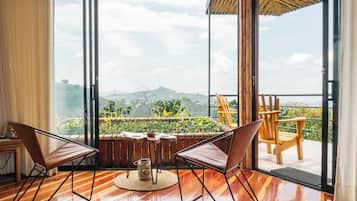 Bungalow Standard | Sala de estar | Smart TV de 40 polegadas com canais por cabo, televisor