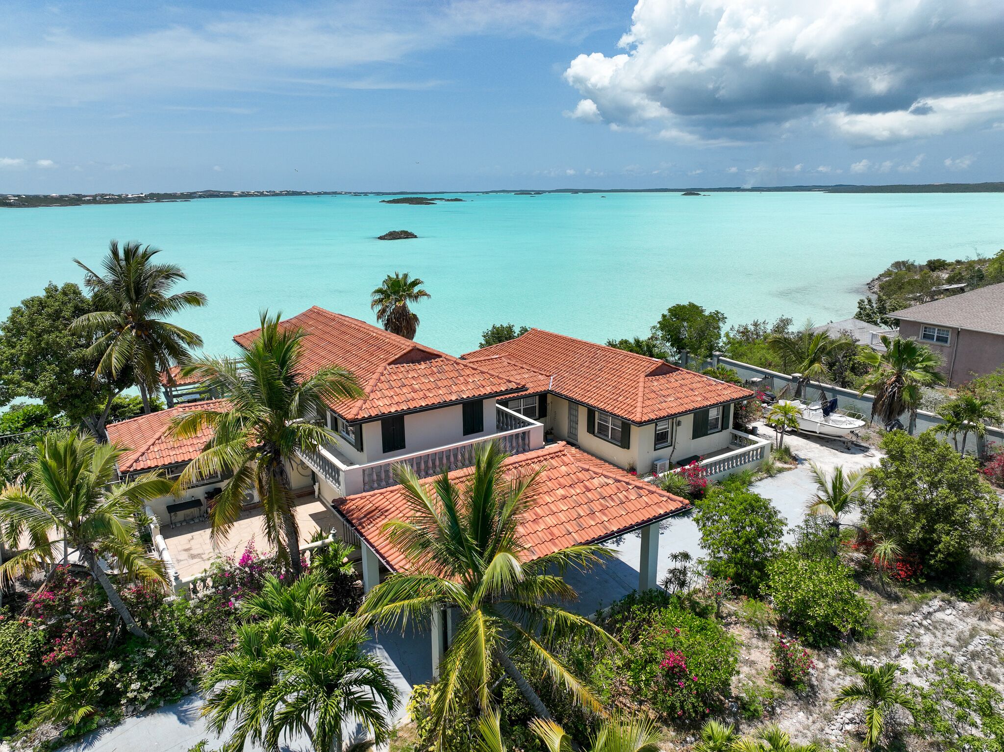 Beach and Silly Cay Inlet face the tranquil waters of the Caribbean Sea ...