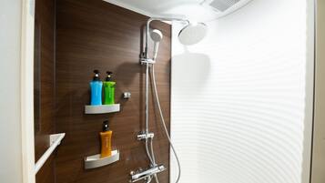 Suíte família | Banheiro | Chuveiro, secador de cabelo, chinelos, bidê