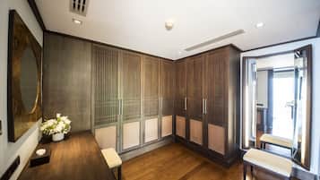 Artigos de higiene pessoal grátis, um secador de cabelo, roupões