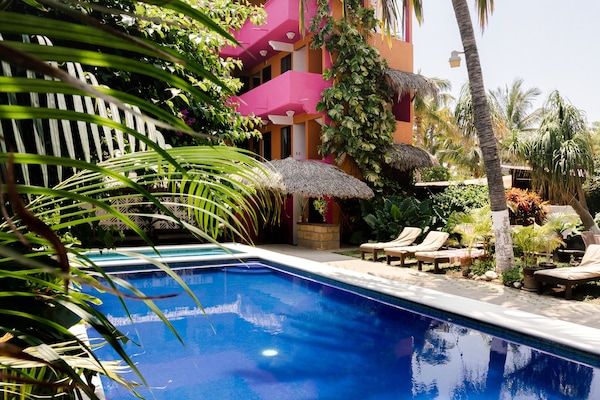 2 piscinas exteriores, da(s) 9:00 à(s) 21:00, espreguiçadeiras