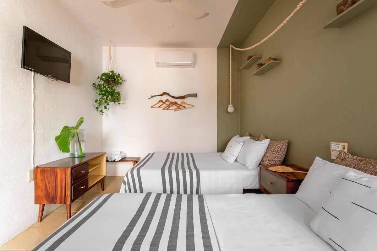 Quarto duplo básico, 2 camas de casal | 1 quarto, Wi-Fi de cortesia, roupa de cama