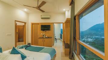 Premium Lake view | Roupas de cama premium, cofres nos quartos, escrivaninha