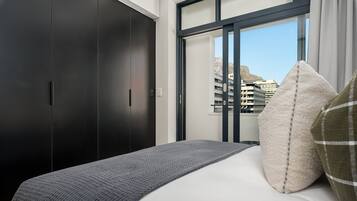 Estúdio empresarial | Roupas de cama premium, espaço de trabalho para notebook