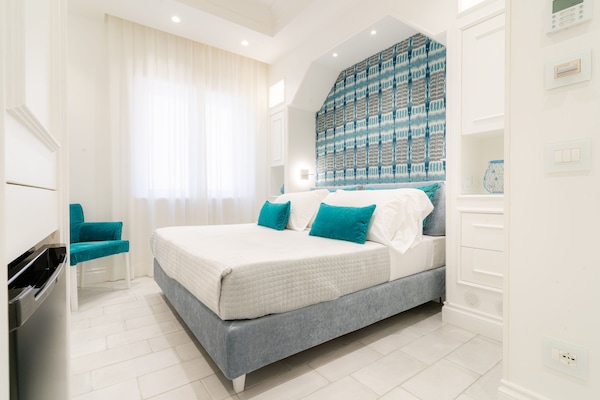 Quarto casal superior | Roupas de cama premium, frigobar, cofres nos quartos, escrivaninha