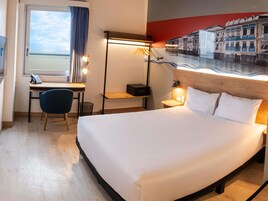 Quarto superior, 1 cama de casal | Cofres nos quartos, escrivaninha, espaço de trabalho para notebook