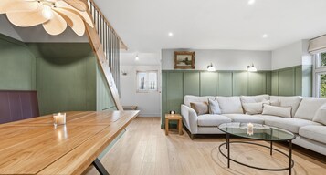 Casa de Campo Deluxe, casa de banho anexa, vista para o pátio (Laburnum Cottage) | Lounge