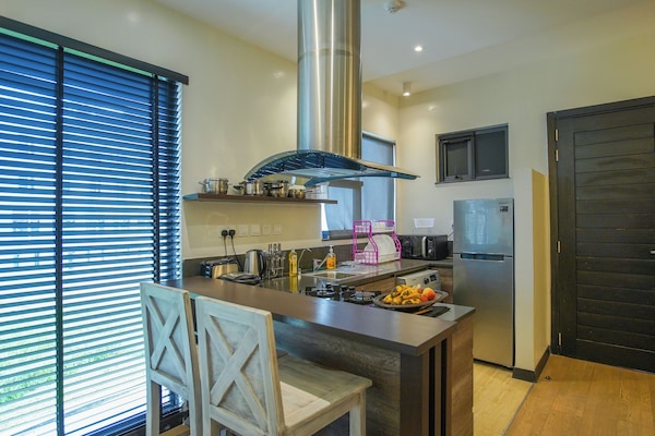 Estúdio, 1 quarto | Cozinha privada | Um frigorífico/congelador grande, um micro-ondas, um forno