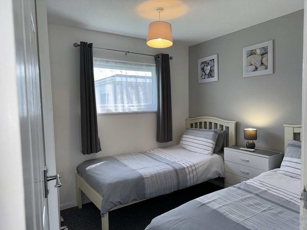 M & T Chalets , Detached Modern 2 Bed Chalet, Sleeps 6 - Hemsby