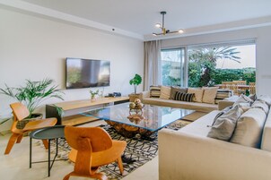 Apartamento | Sala de estar | TV de tela plana 43 polegadas com canais digitais, TV