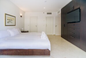 Apartamento | Escrivaninha, ferros/tábuas de passar roupa, berços grátis