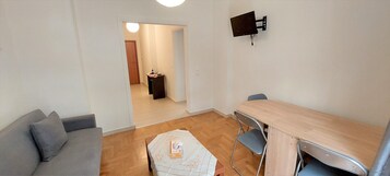 Apartamento urbano | Sala de estar | TV 24 polegadas com canais digitais