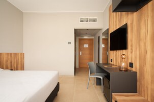 Roupas de cama premium, cofres nos quartos, escrivaninha