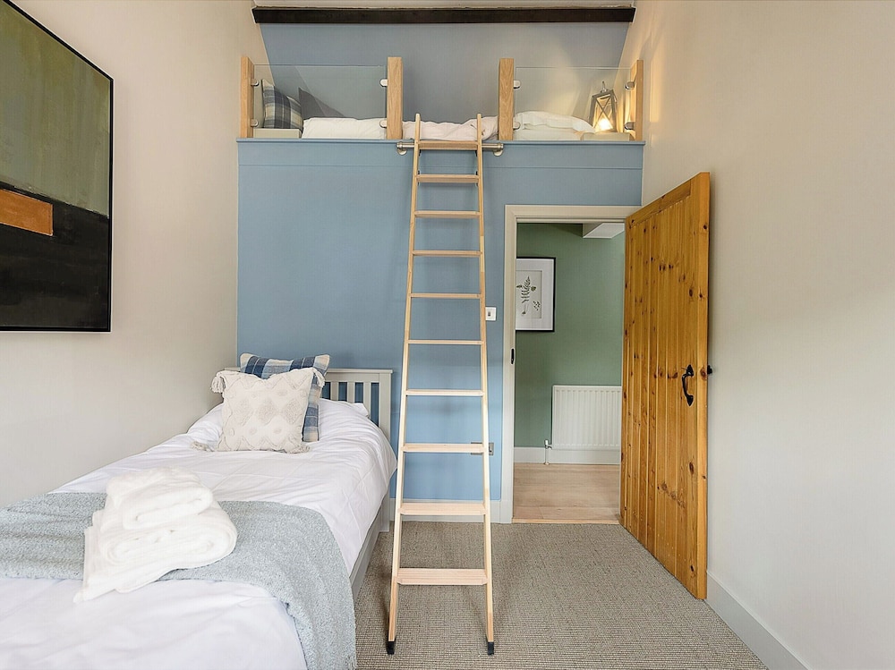 2 Bedroom Accommodation In Bramley, Near Tadley - Berkshire