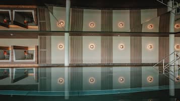 2 piscinas internas, piscina externa, guarda-sóis, espreguiçadeiras